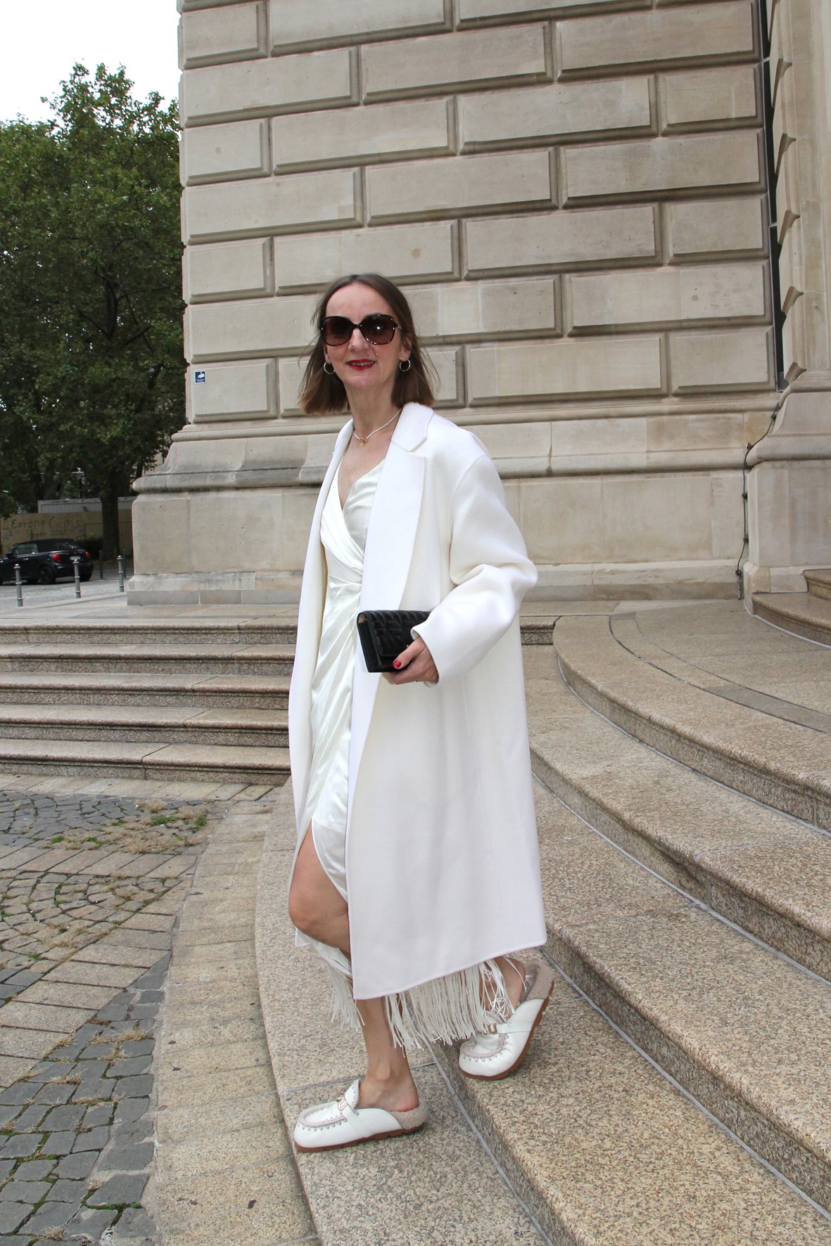 Weißes Outfit | Wollmantel zu Silkdress inspiriert aus Paris